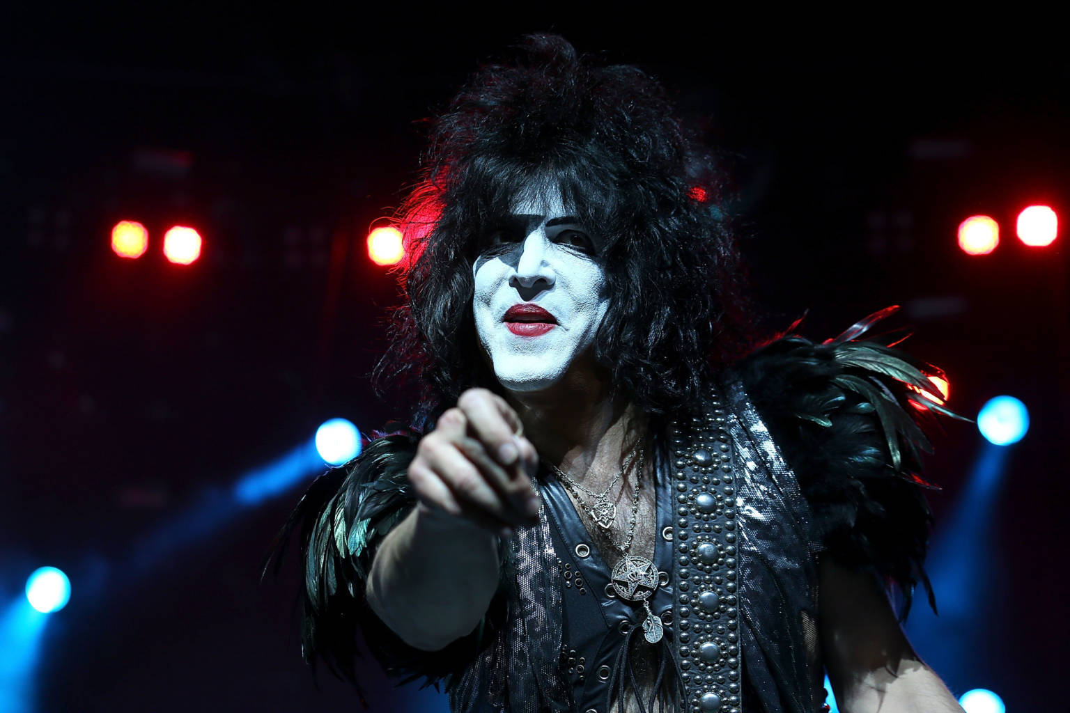 „Das sind Terroristen“: Paul Stanley über die Ausschreitungen in den ...