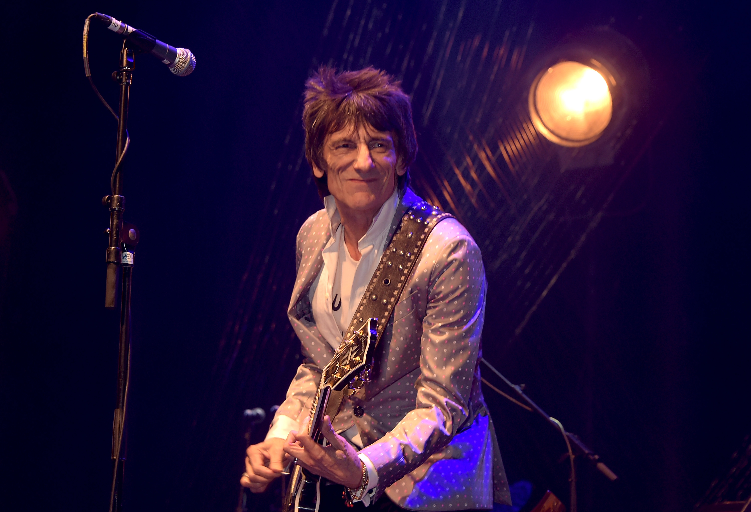 The Rolling Stones: Große Sorge um Ron Wood – Lungen-OP! - Rolling ...