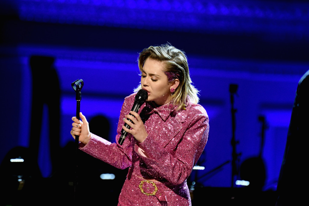 Bono hilft Miley Cyrus: Textprobleme bei „One“