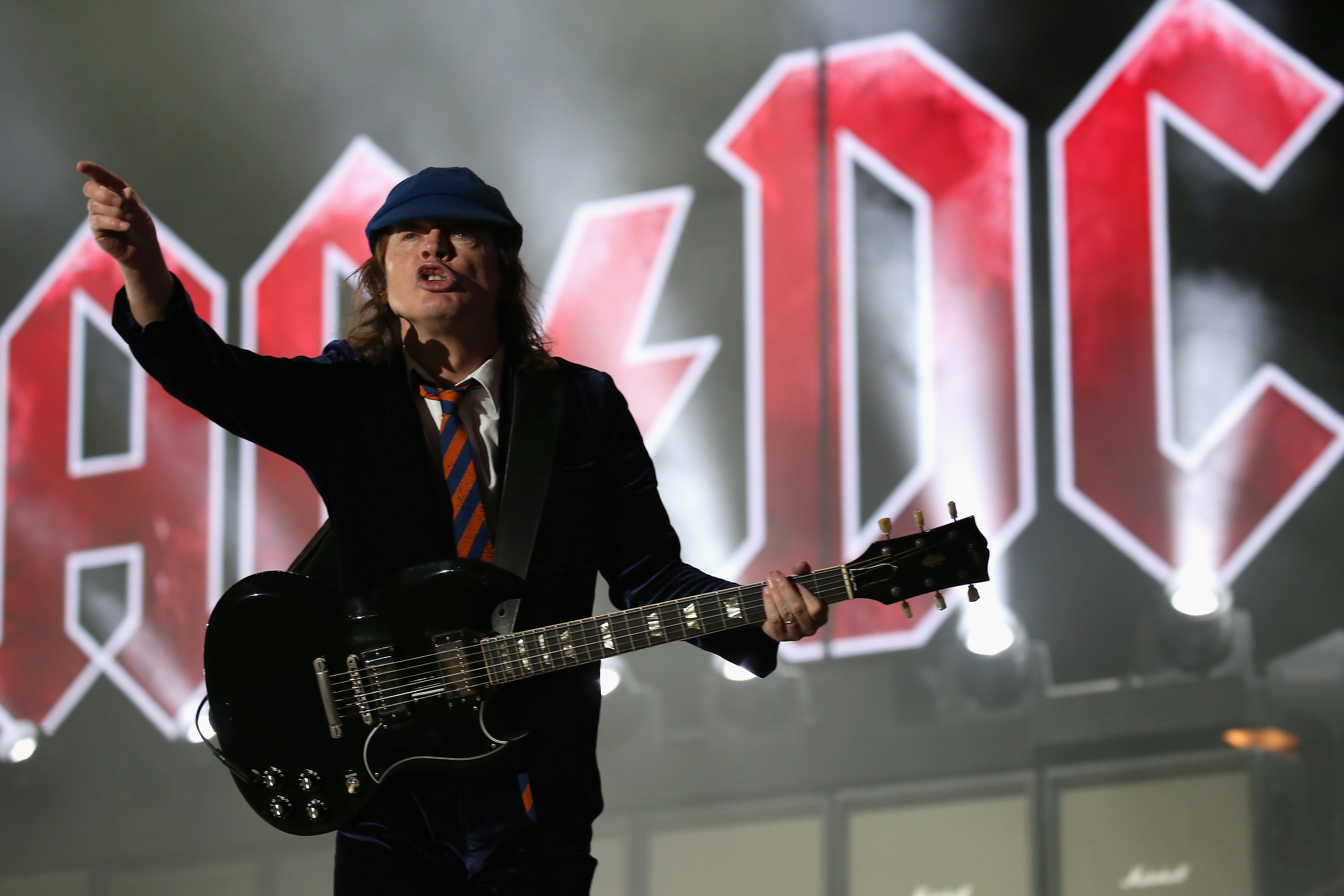 Angus Young salutiert Cliff Williams bei seiner letzten AC/DC-Show