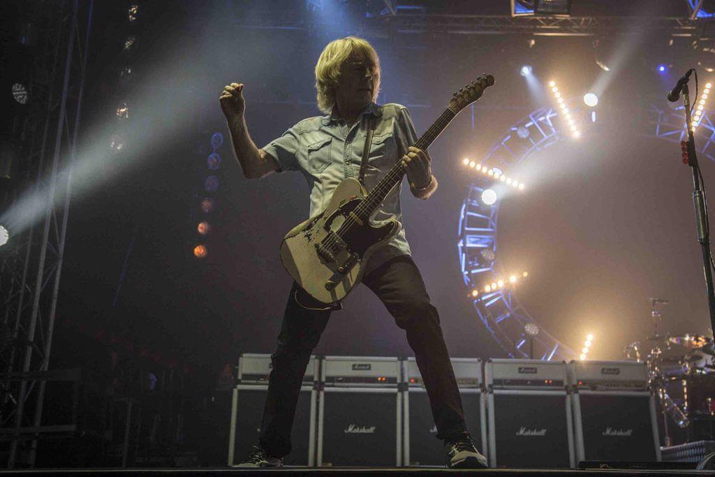 Video: So tragen Status Quo ihren Gitarristen Rick Parfitt zu Grabe ...