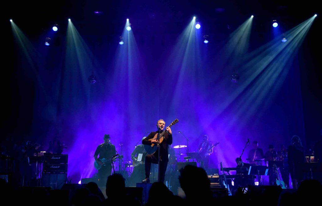 Video: Sting meistert David Bowies „Blackstar“ und „Lazarus“— Rolling Stone