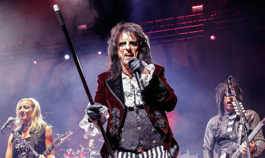 Rewind Today 1988: Alice Cooper verletzt sich bei Showeinlage mit ...