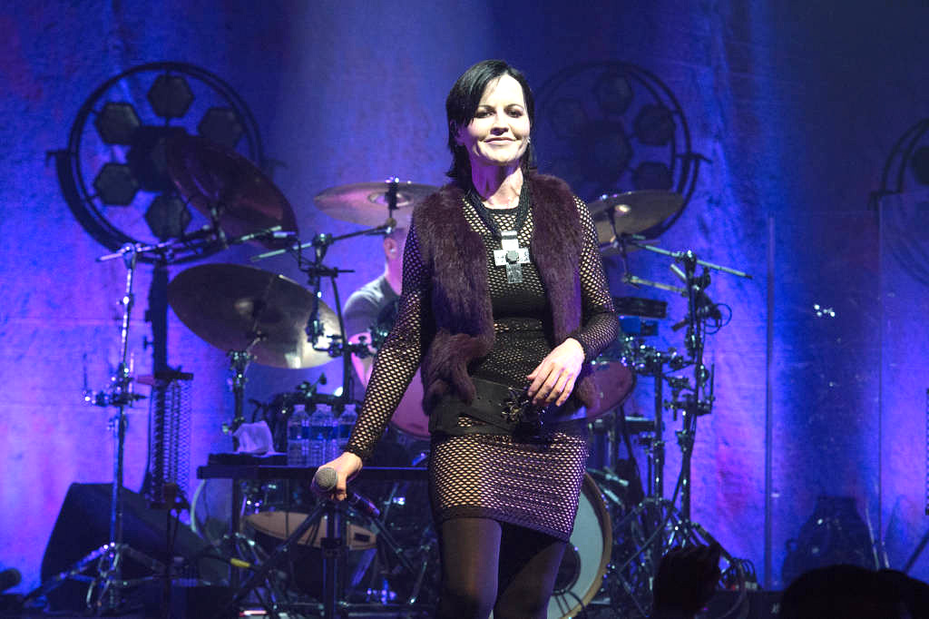 Video: Dolores O'Riordans letzter Auftritt – sie sang Hits der ...