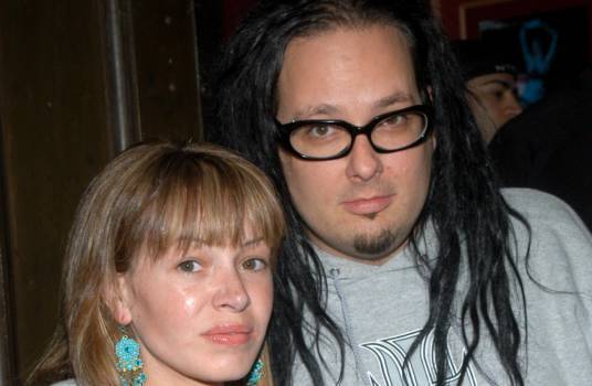 Korn-Sänger Jonathan Davis bricht sein Schweigen zum Tod seiner Frau ...
