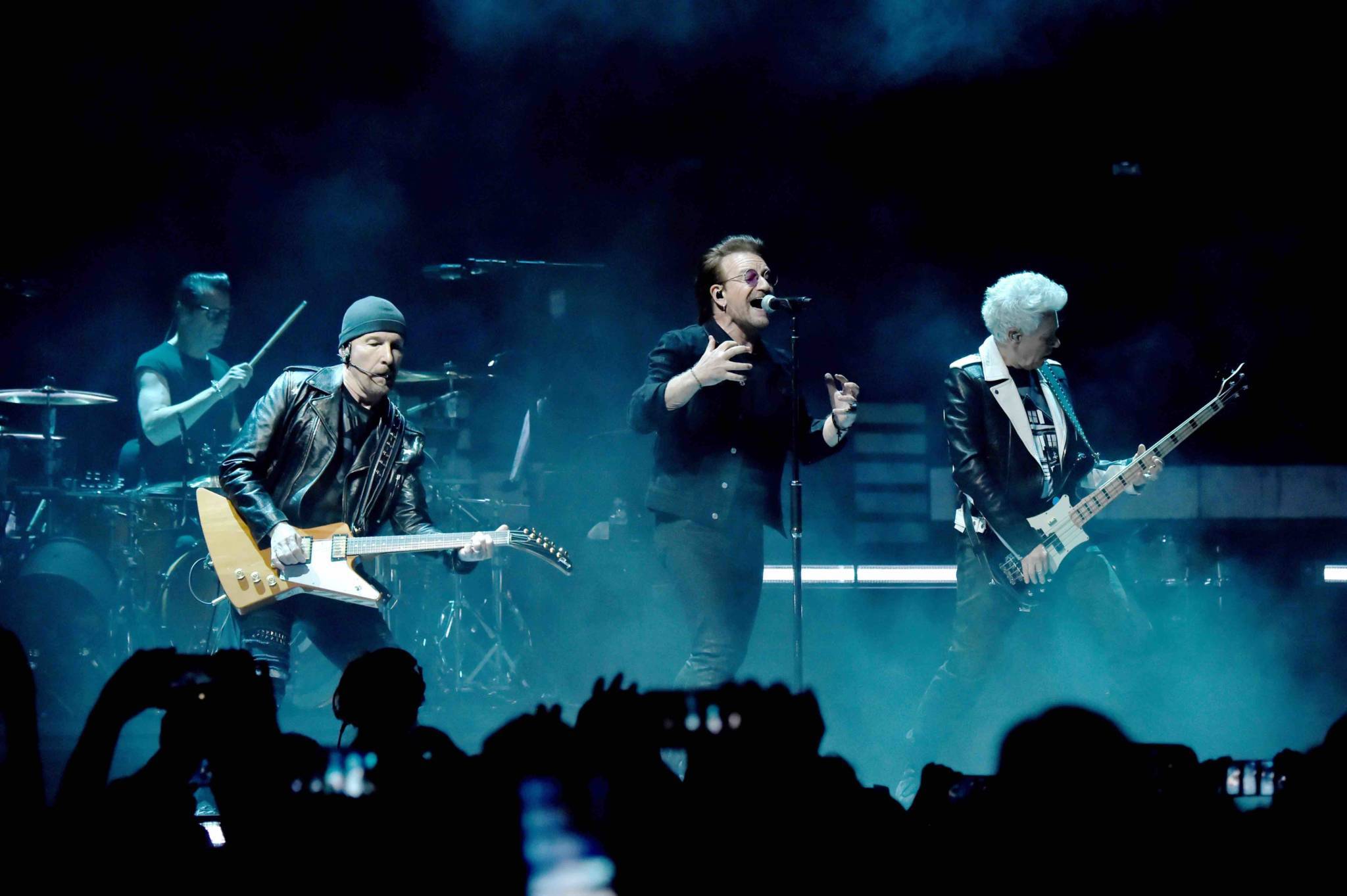 U2 treten in San Francisco mit Bühne von früherer Tour auf