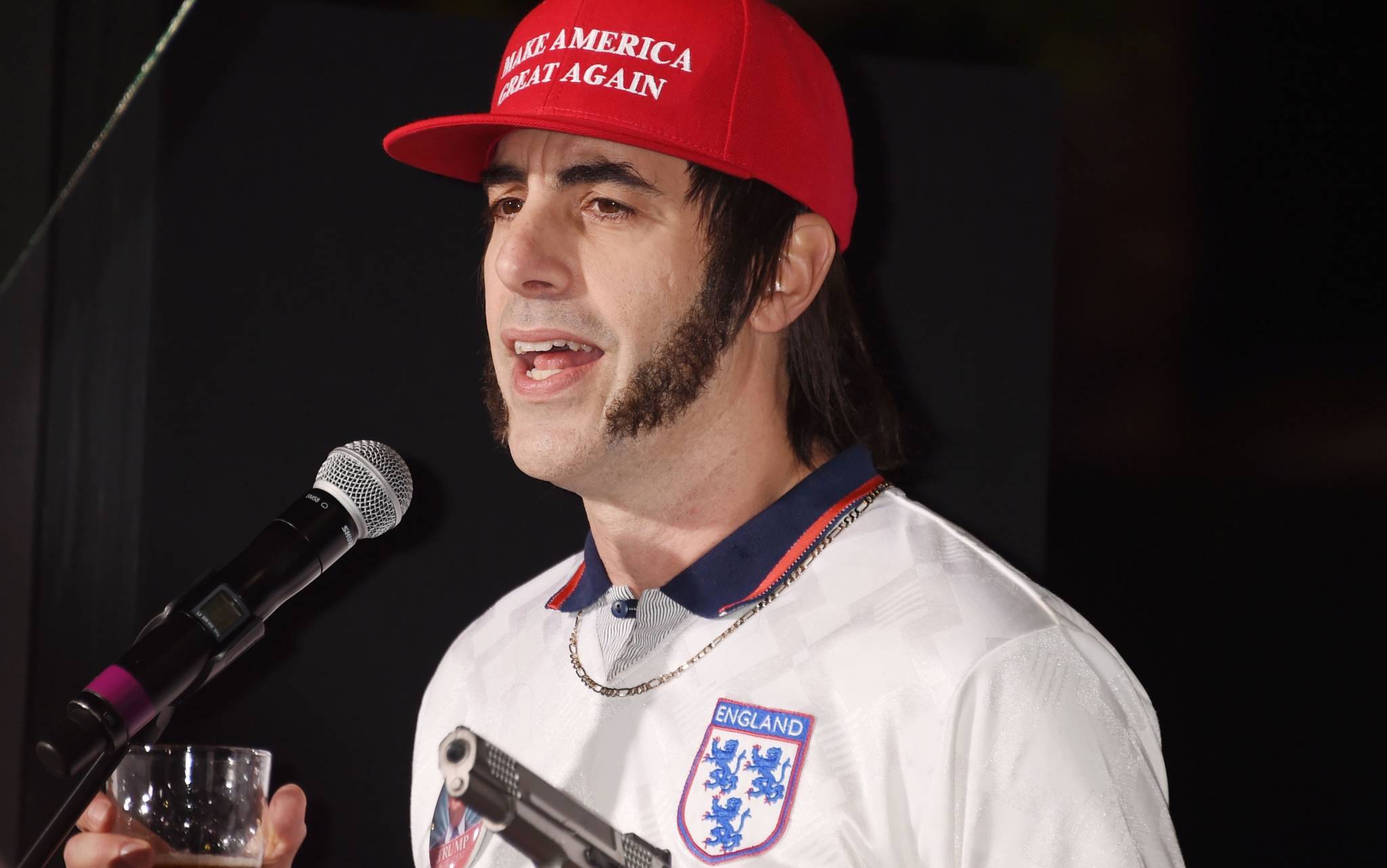 David Fincher: Sacha Baron Cohen sah als Freddie Mercury „spektakulär“ aus