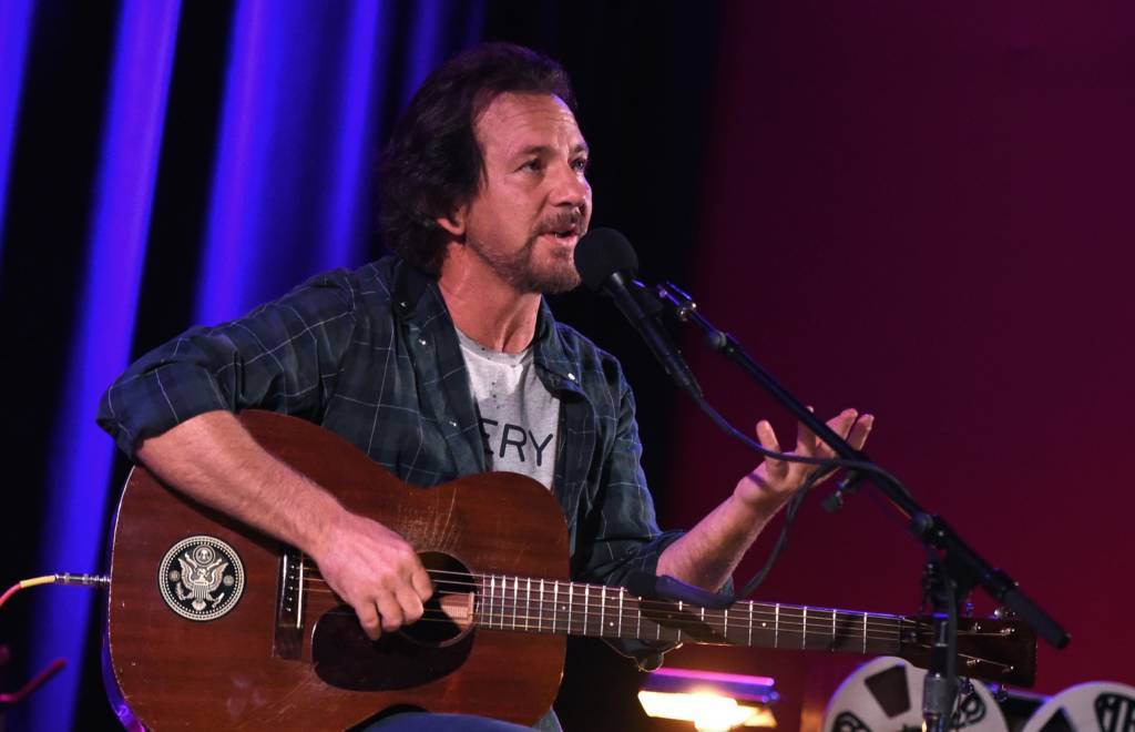 Eddie Vedder (Pearl Jam) und Mike Campbell (Fleetwood Mac) jammen auf ...