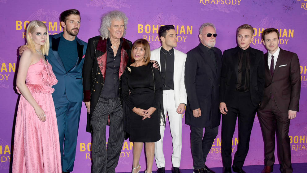 Brian May zeigt „Bohemian Rhapsody“-Cast, wie Queen-Power aussieht (Video)