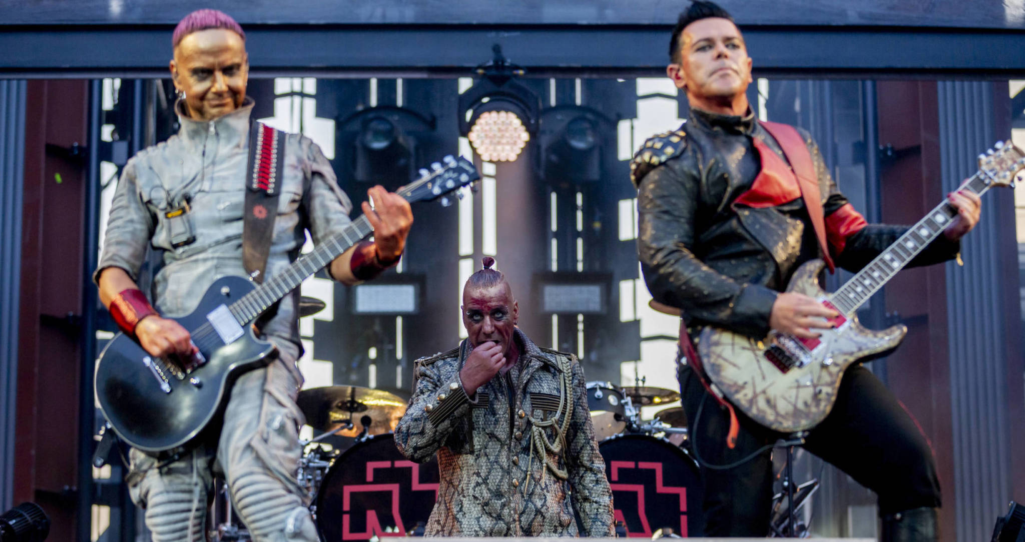 Rammstein in Prag: Erste Bühne ihrer Europatournee nimmt Gestalt an— Rolling Stone