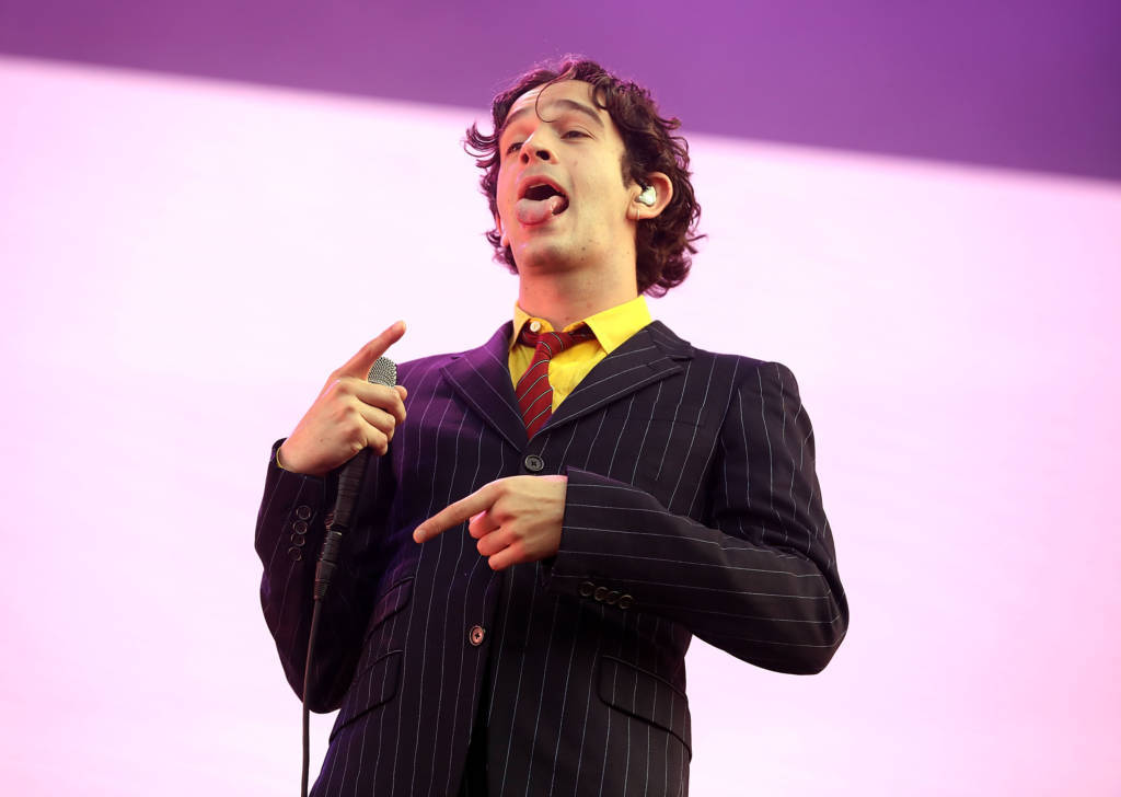 The 1975: Matty Healy küsst männlichen Fan in Dubai