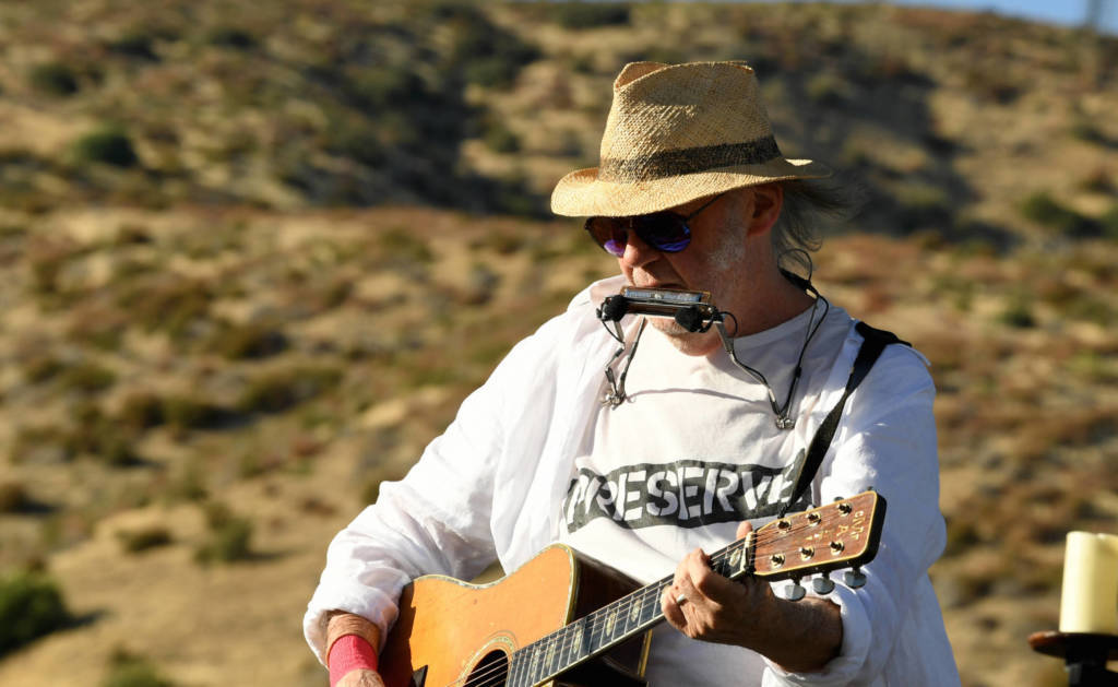 „Fireside Sessions“: Neil Young singt auf seiner Veranda über Politik ...