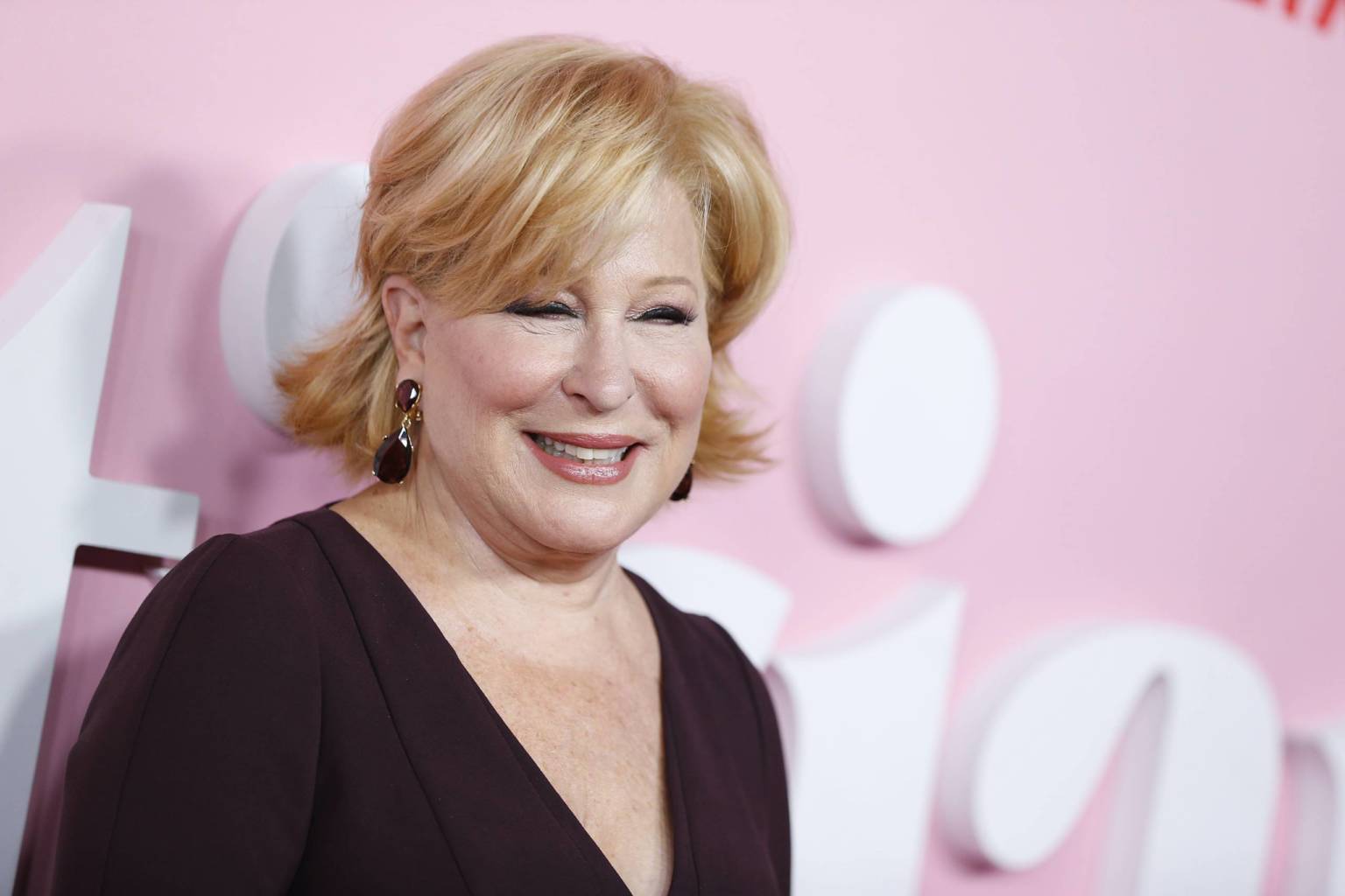 „Mit Nazis gespielt“: Bette Midler greift Trump mit Merkel-Meme an ...