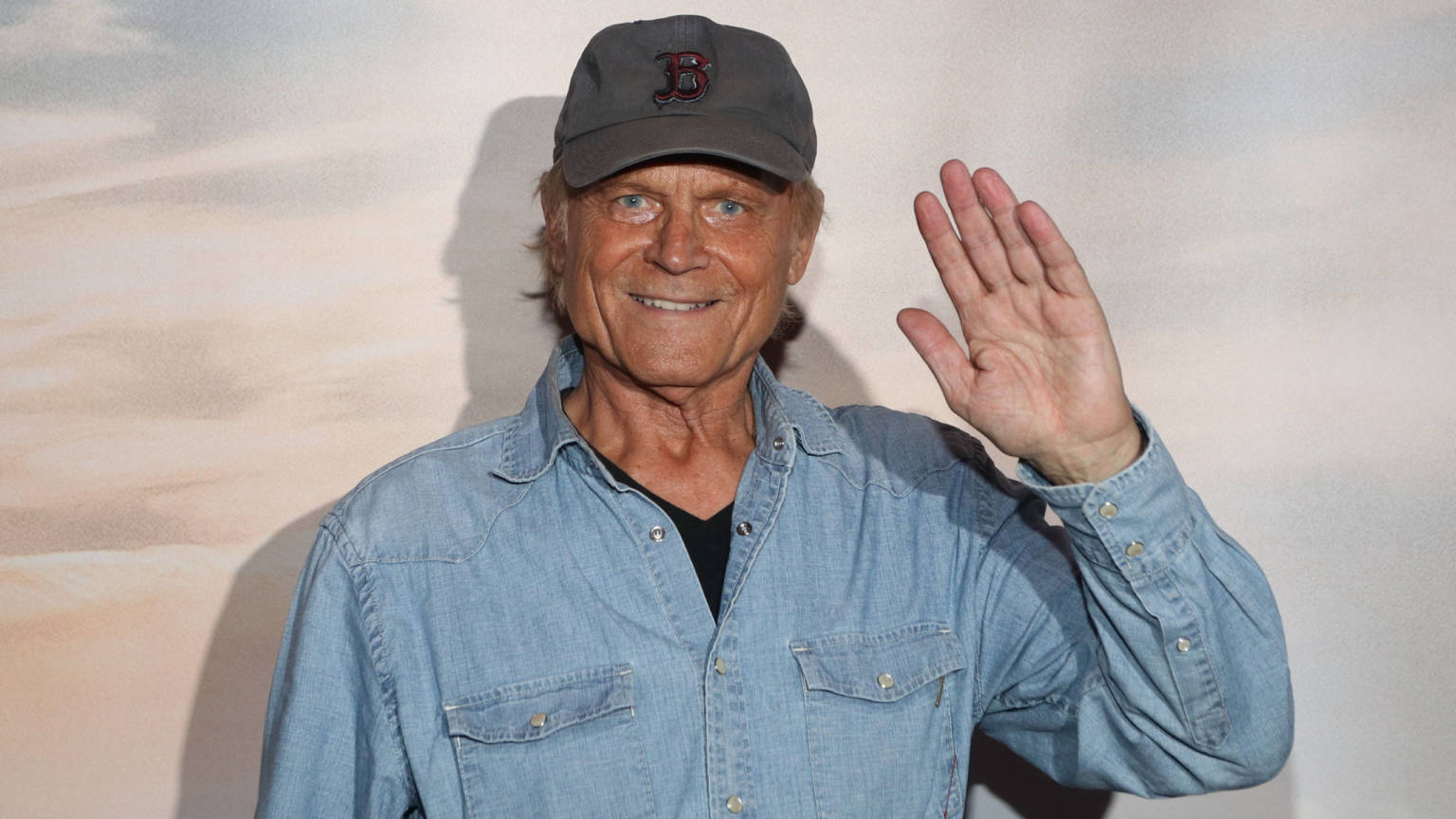 Hier gratuliert BVB-Fan Terence Hill Erling Haaland zum DFB-Pokal