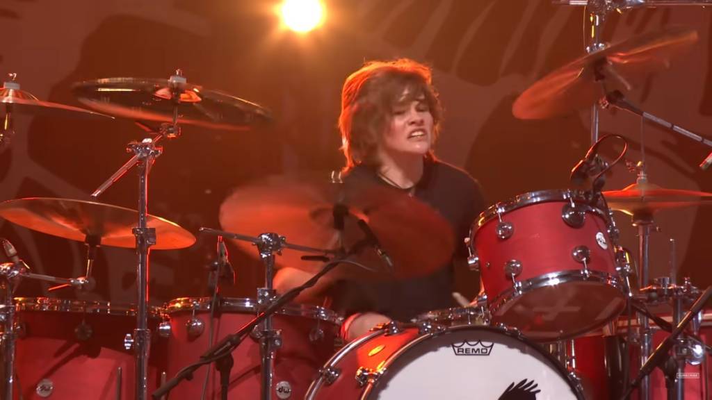 Taylor Hawkins' Sohn covert Rock-Klassiker mit der Band seines Vaters ...