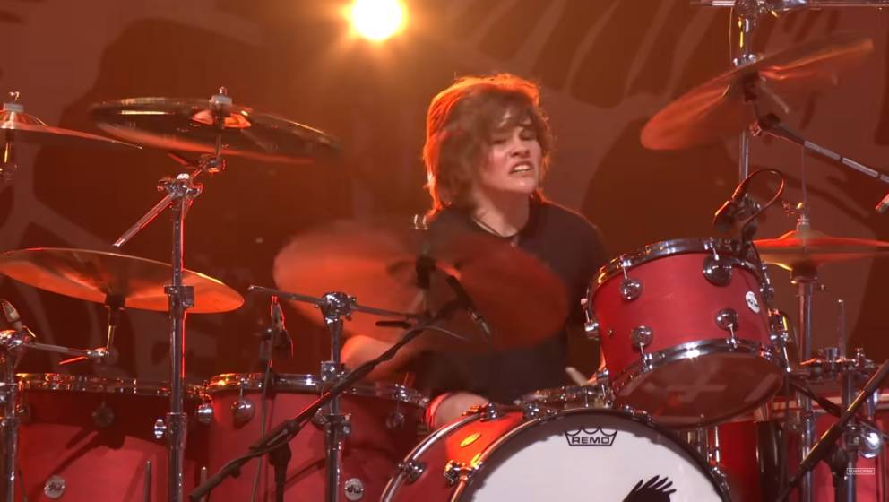 Taylor Hawkins' Sohn covert Rock-Klassiker mit der Band seines Vaters ...