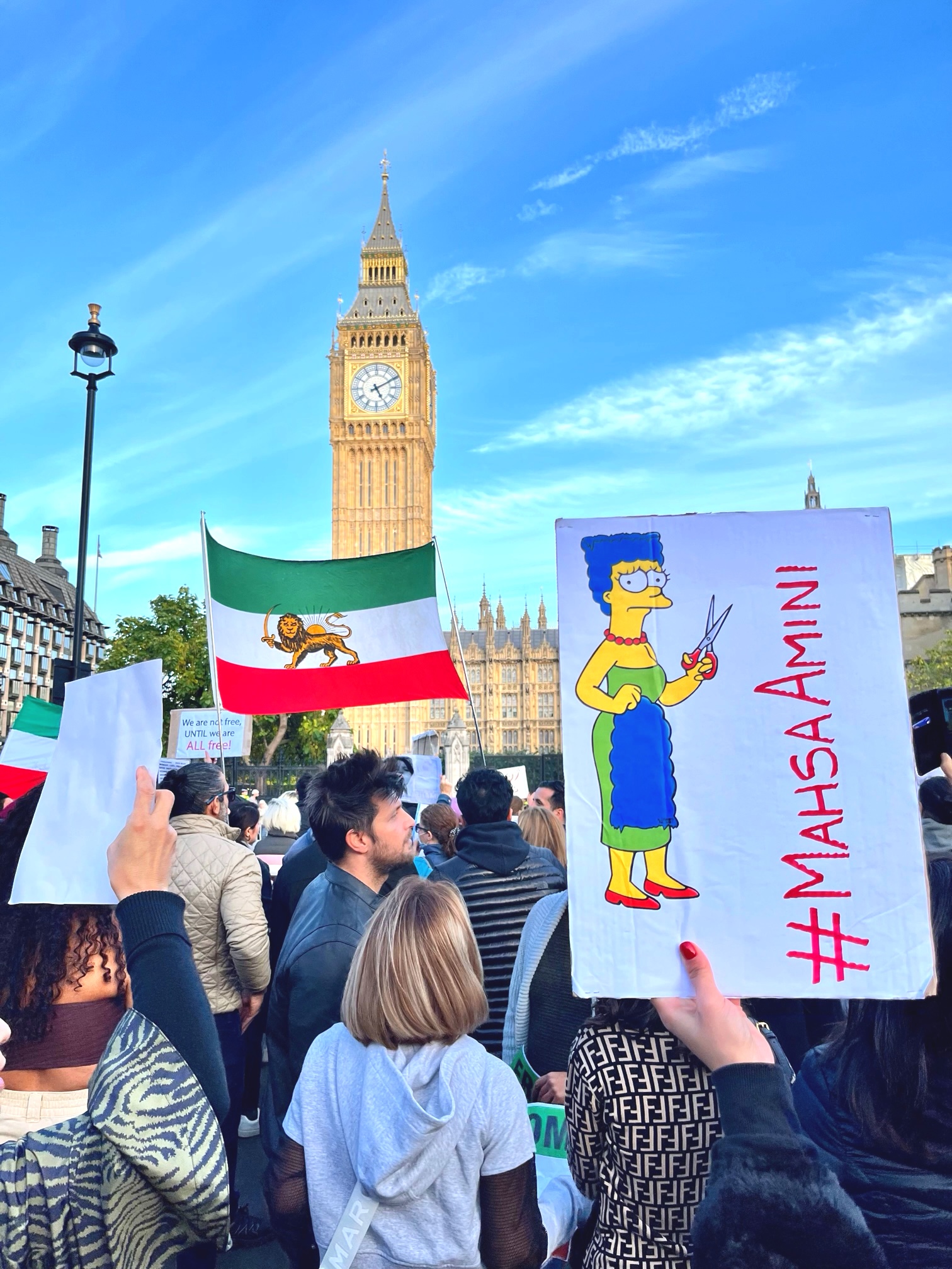 Marge Simpson schneidet sich die Haare ab: Solidarität mit den ...