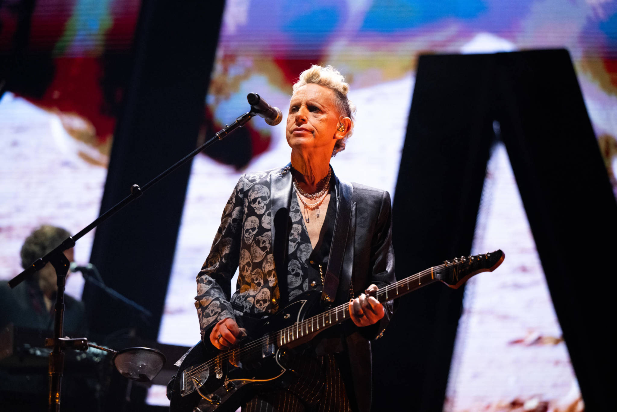 Depeche Mode: Martin Gore, wie er in Deutschland Kühe molk