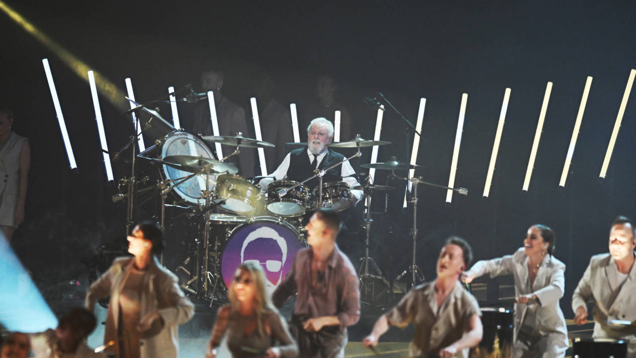 ESC 2023: Roger Taylor von Queen performt live mit Sam Ryder – Video ...