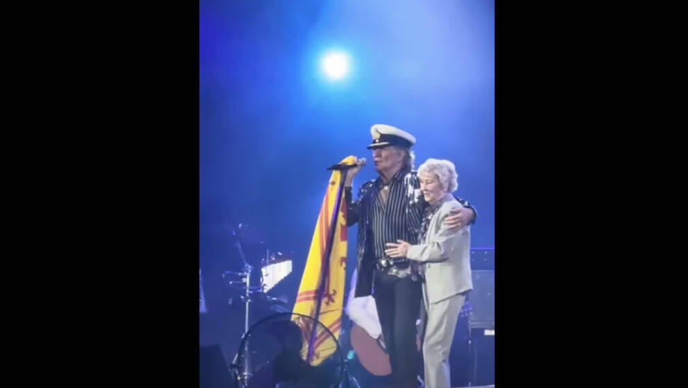 Rod Stewart singt auf der Bühne mit seiner Schwester (94)