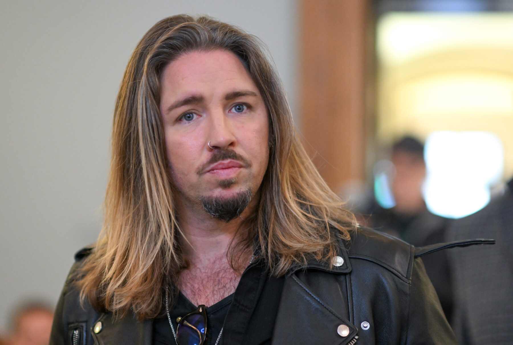 Gil Ofarim stellt „Korrektur der Zeit“ vor: So reagiert das Netz ...