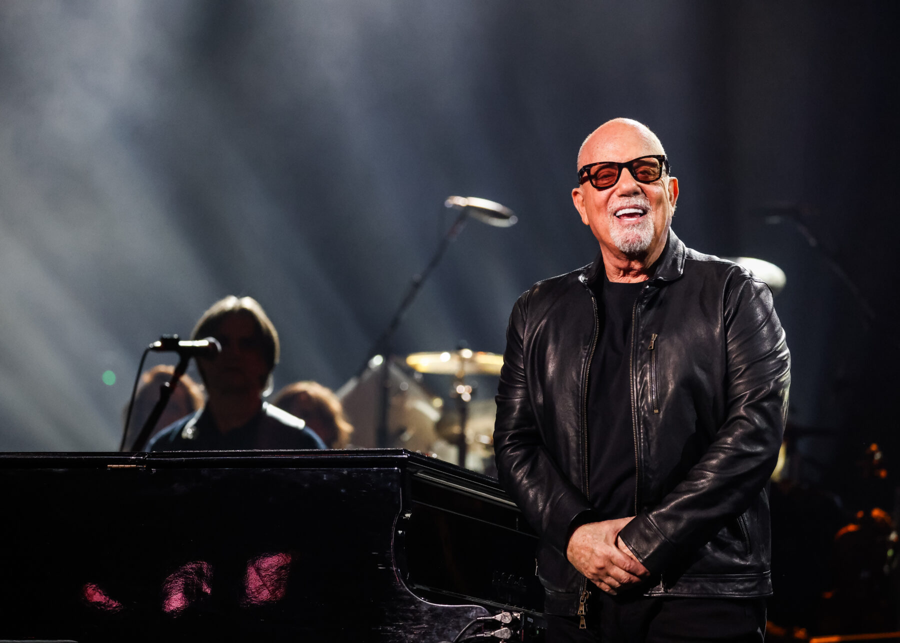 Grammys 2024: Billy Joel spielt neue Single "Turn the Lights Back On ...