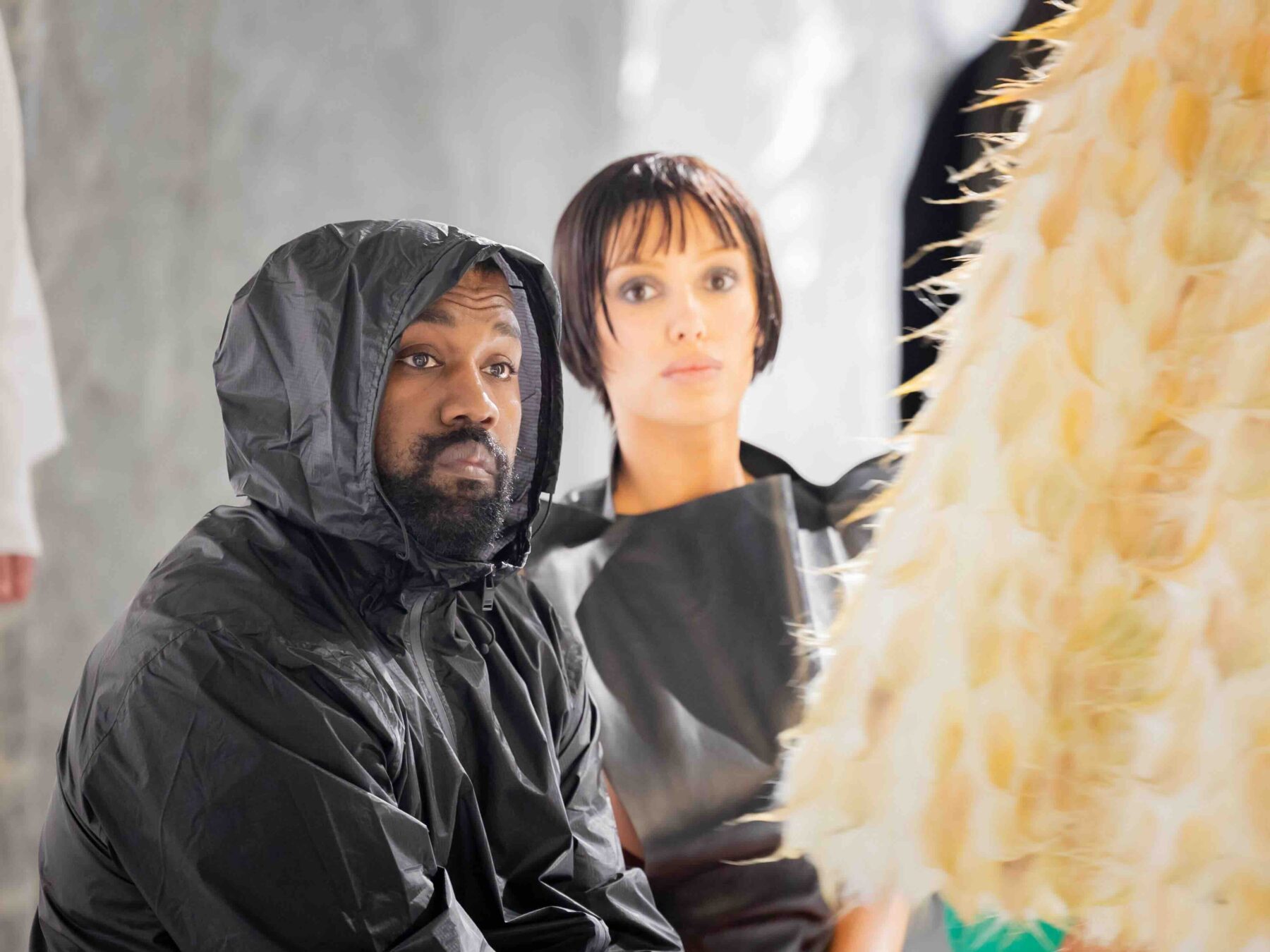 Jetzt steckt Kanye West seinen Kopf auch noch mitten zwischen Bianca ...