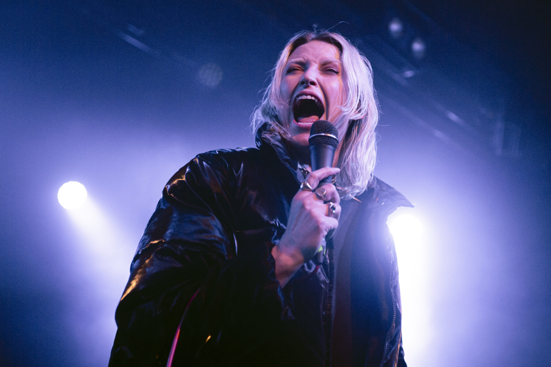 „Du kannst mich mal, Du bist noch bei Scientology“: Wutbrief an Emily ...