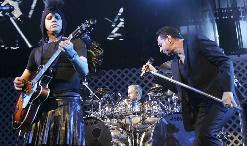 Depeche Mode: Martin Gore bringt Signature-Gitarre in den Handel ...