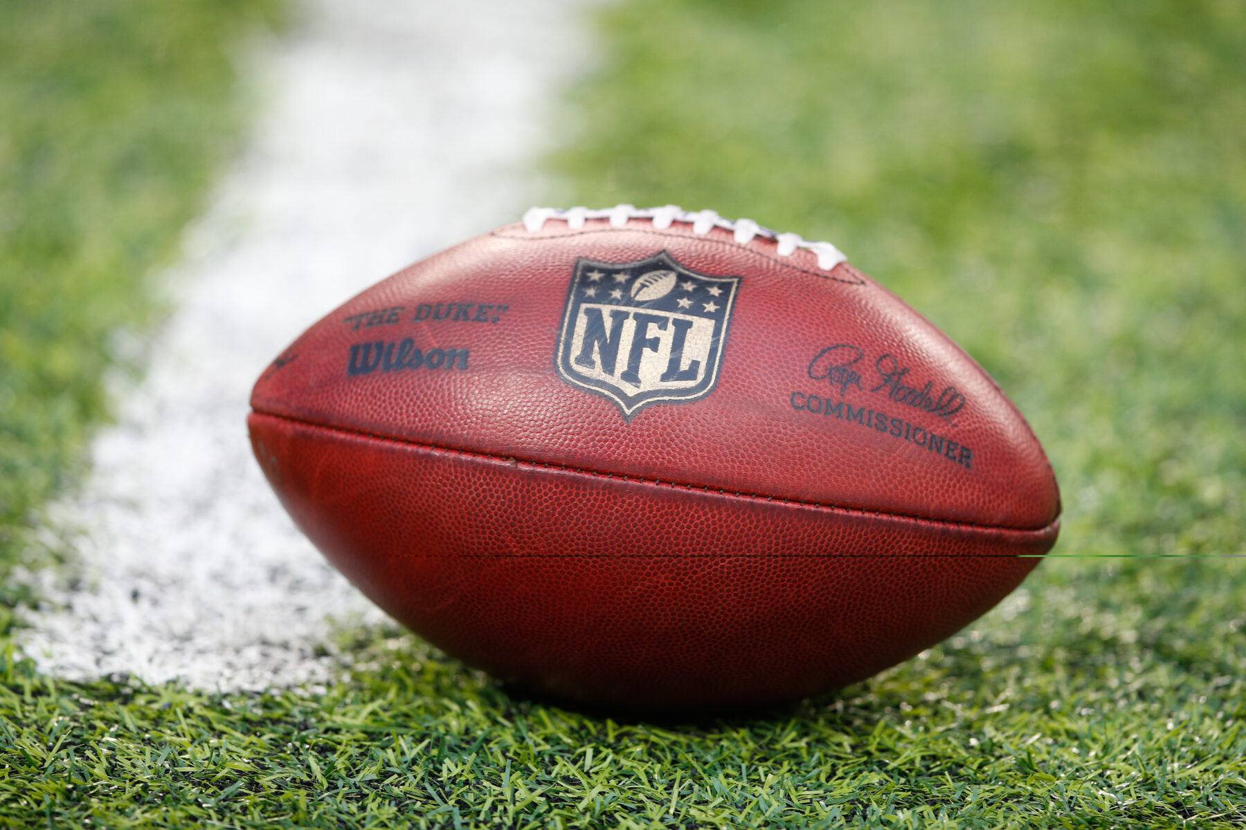 Gewinnen: „Duke“ – der offizielle Ball der NFL — Rolling Stone