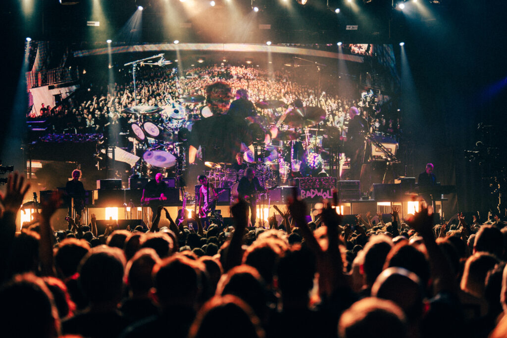 The Cure: Hier tanzen zwei der Fantastic Four (einer ist auch Mando) zu ...