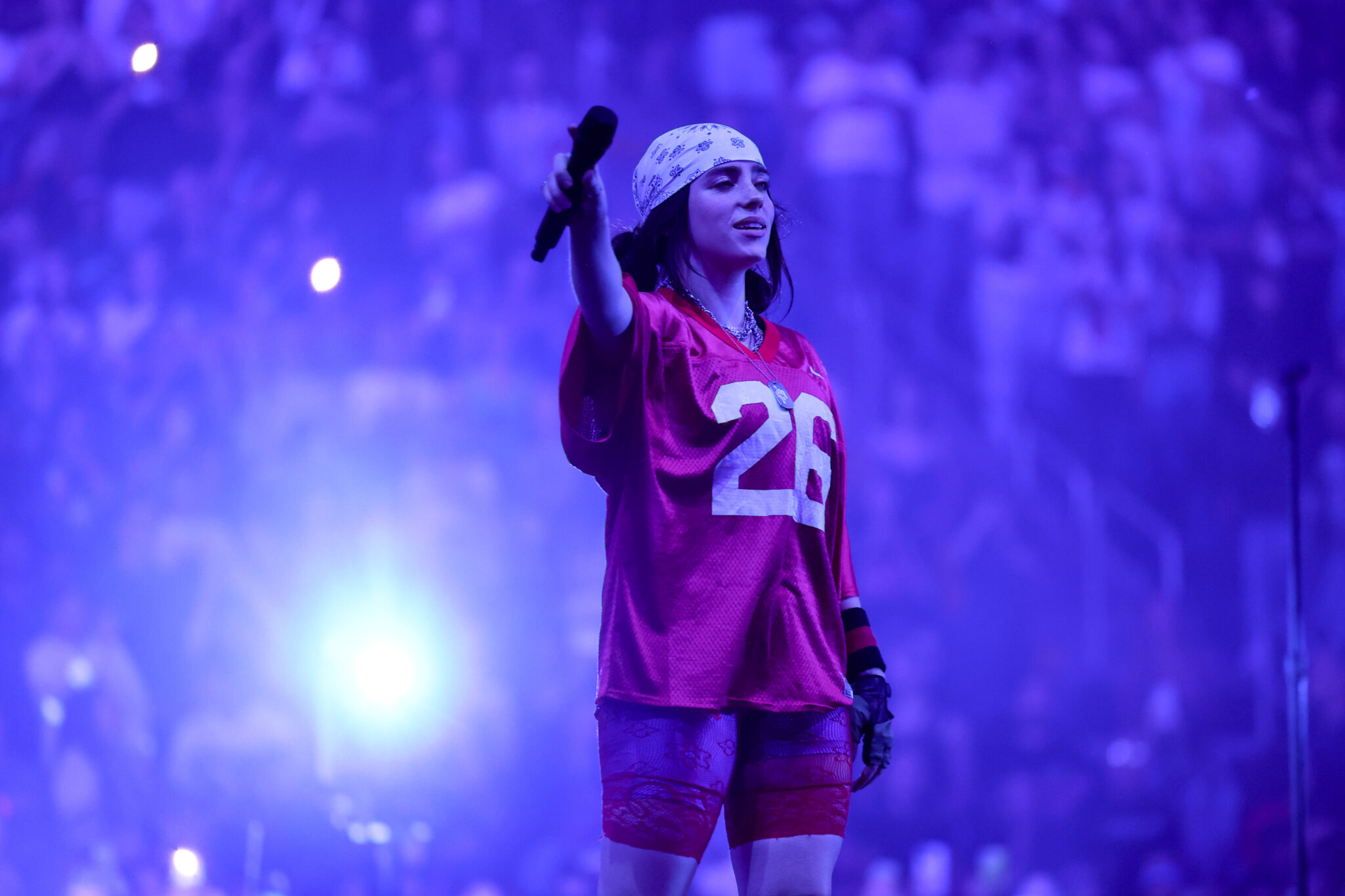 Billie Eilish während emotionaler Performance abgeworfen