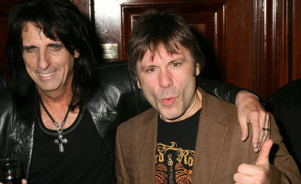 Iron Maiden: Neuer Drummer Simon Dawson klingt wie Clive Burr — Rolling ...