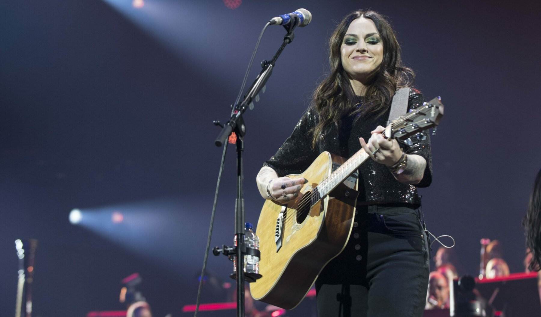 Depeche Mode: Martin Gore, wie er in Deutschland Kühe molk